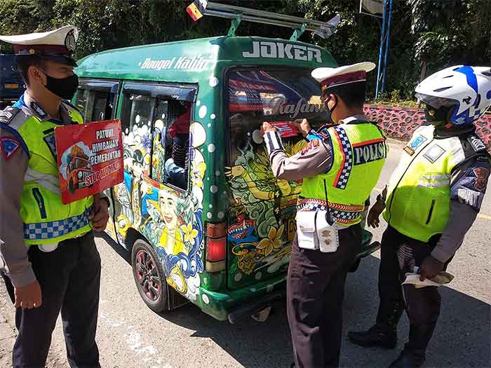 Operasi keselamatan, Polisi pasang stiker himbauan larangan mudik di ...